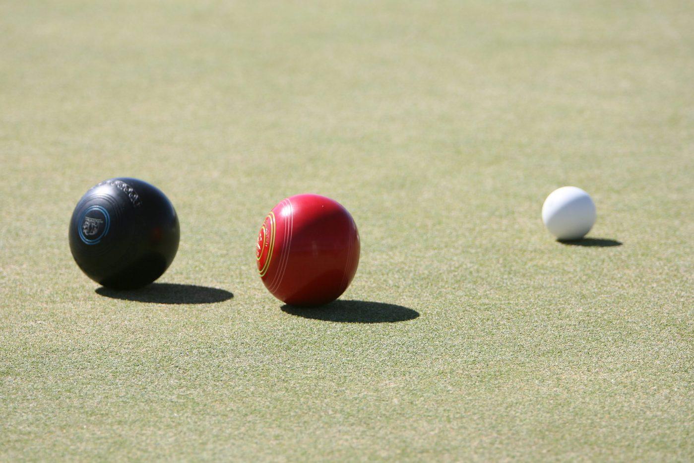 The Sundee morning bowls from the sideline with Pistol Pete
